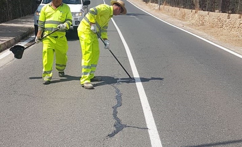 Paso y control del motorista sobre las líneas de alquitrán